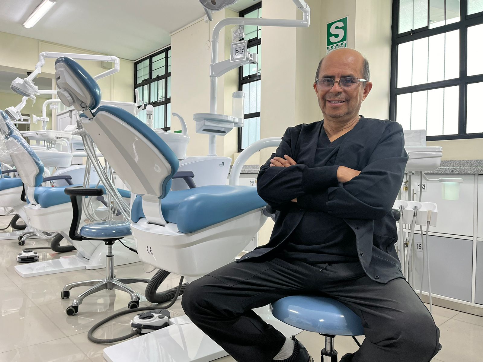 Premian a investigador arequipeño por crear gel removedor de caries con ...
